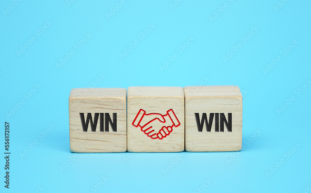 Foto de Wooden cube with the word win win with handshake icon, Win win ...