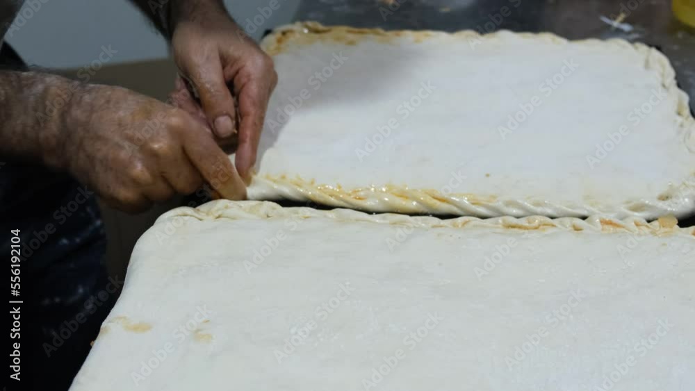 4k vídeo. Slow motion de hombre haciendo empanadas de gran tamaño ...