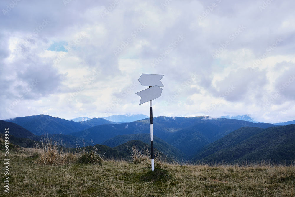Foto de mountain signs of tourist routes Information sign with distance ...