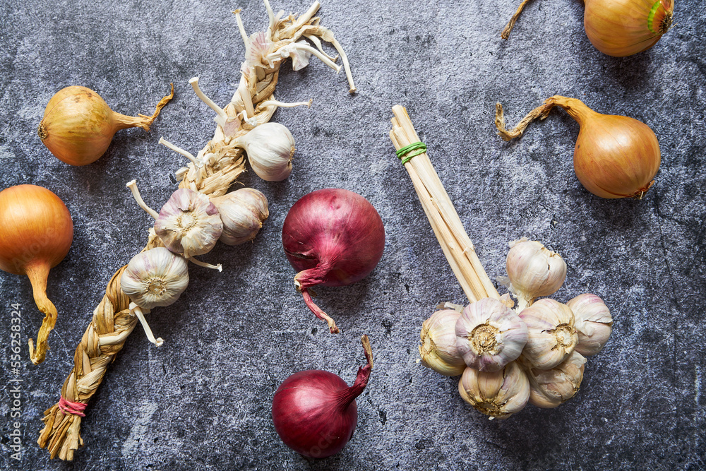 czosnek i cebula na stole Stock Photo | Adobe Stock