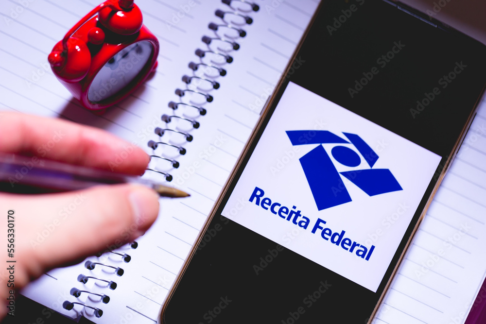 Logo da Receita Federal do Brasil na tela de um smartphone. Brasil, 25 ...