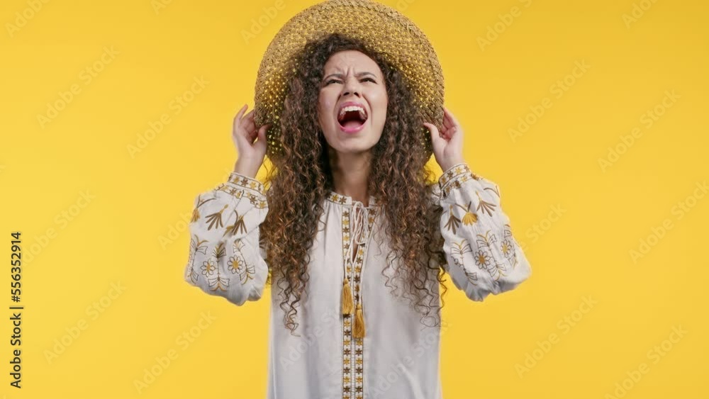 Vidéo Stock Ukrainian furious woman shouting on yellow background. Lady ...