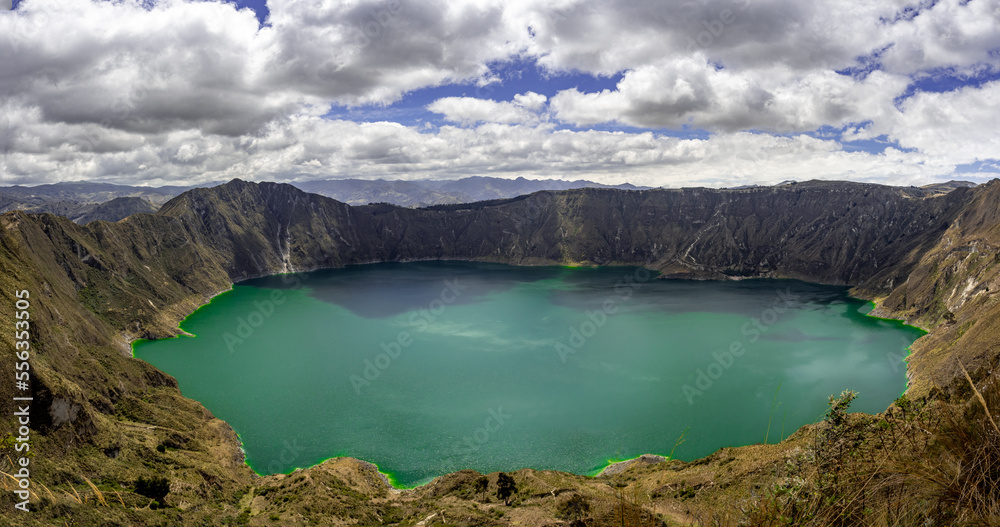 Crater y laguna del volcán Quilotoa, provincia de Cotopaxi, Ecuador ...