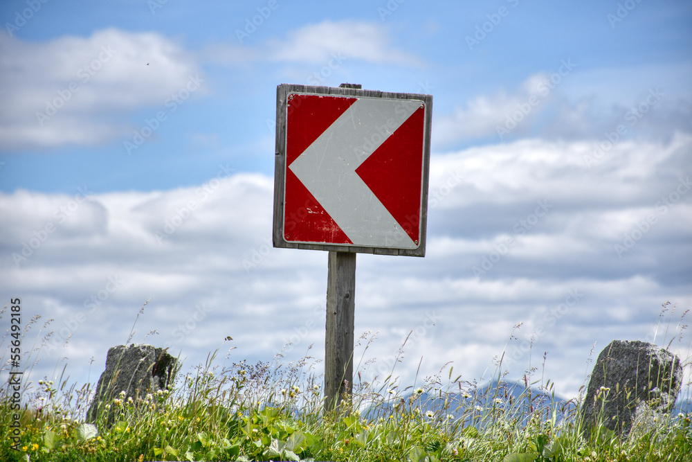 Enge Kurve, Scharfe Kurve, Verkehrszeichen, Pfeil, Richtung, Linkskurve ...