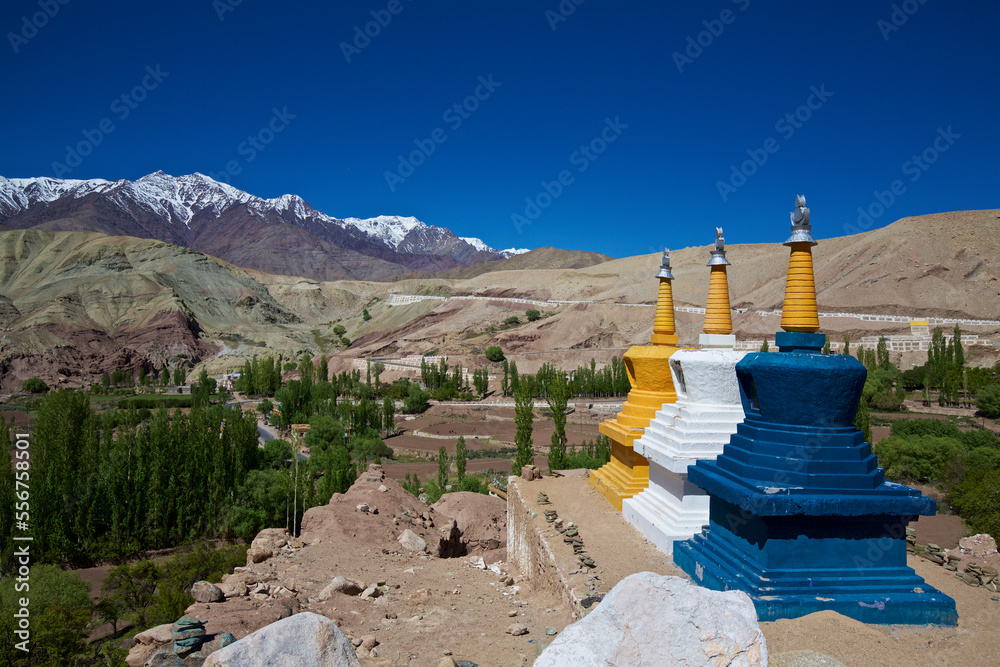 Foto de Blue, white and orange stupas of Basgo Temple of the Future ...