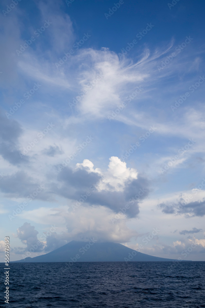 Foto de Manam Volcano with plumes of steam, on Manam Island in the ...