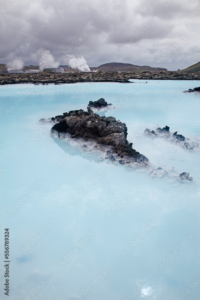 Foto de Waste pools from a geothermal plant, near Blue Lagoon, Iceland ...