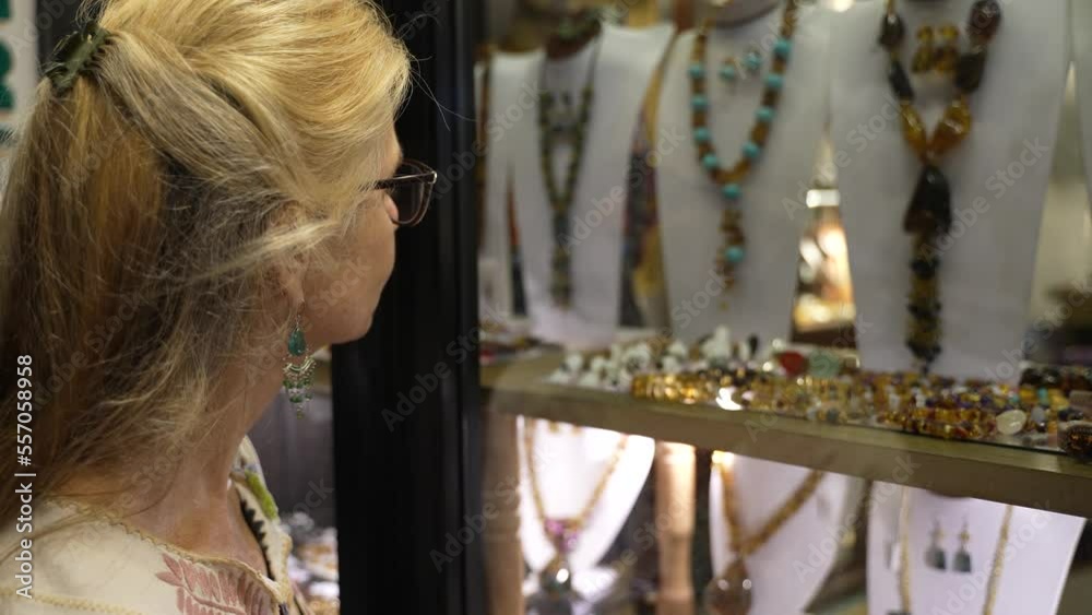 Vidéo Stock Mature woman tourist wearing ethnic clothes looking in the ...