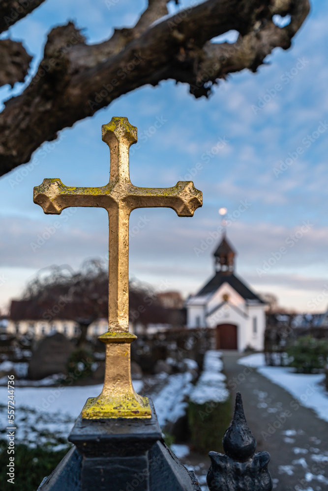 Der Holmer Friedhof in Schleswig ist ganz besonders. Einbezogen in den ...