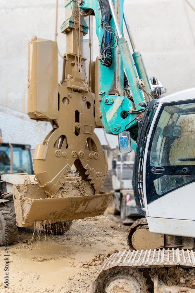 Underground diaphragm wall hydraulic grab. Duty cycle crawler crane ...