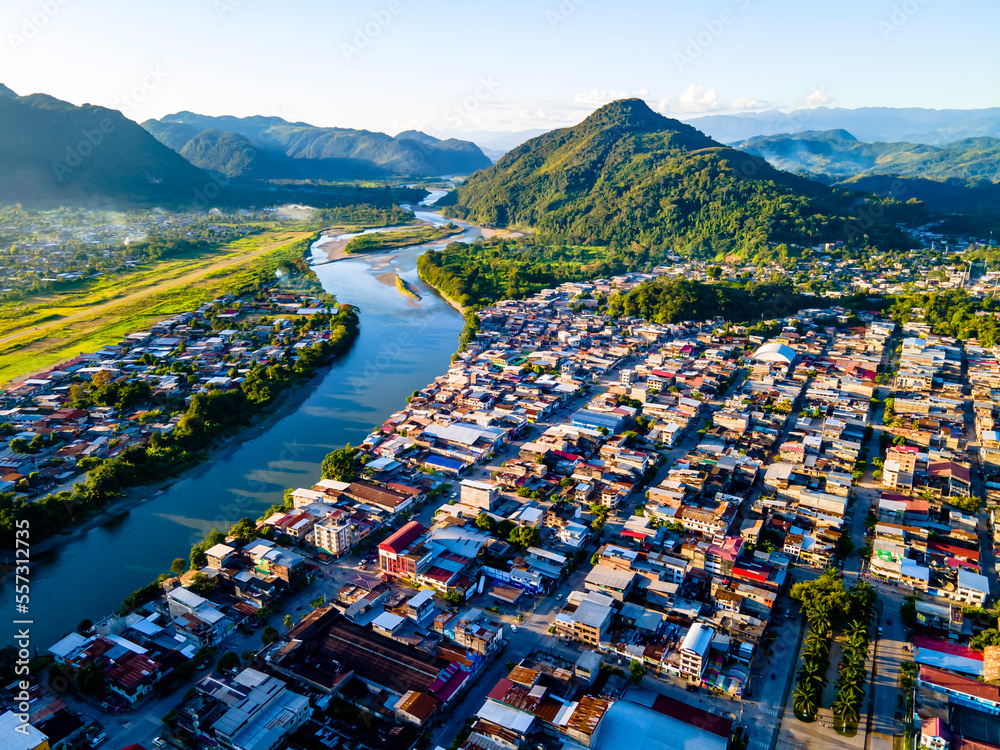 vista aérea del rio Huallaga región Huánuco y la ciudad de Tingo María ...