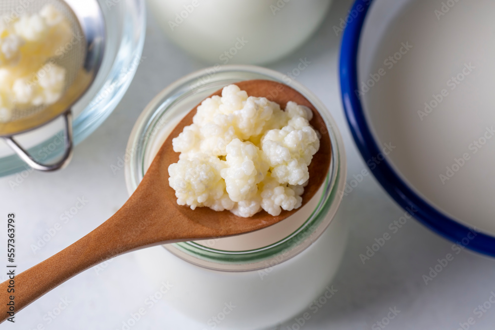 Foto de Kefir fermented milk drink with kefir grains. Homemade kefir ...