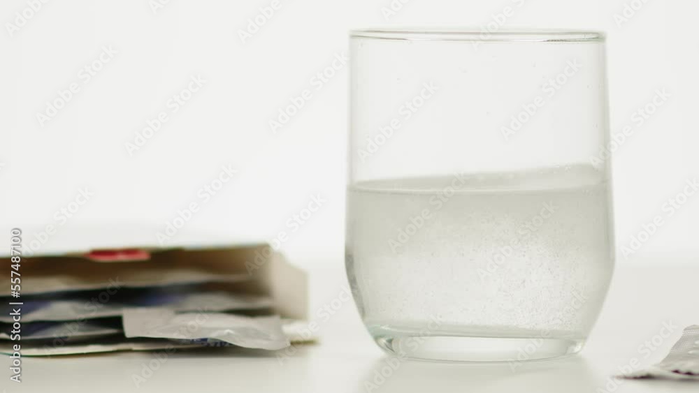 Comprimé d'aspirine effervescent dilué dans un verre d'eau avec une ...