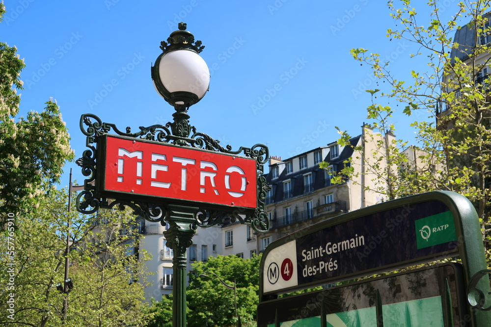 Célèbre panneau / enseigne rouge d'indication d'une station de métro à ...