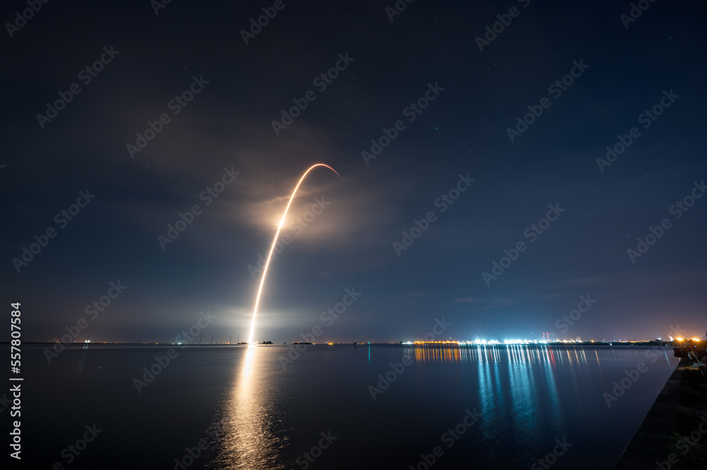 Foto de Long exposure of the SpaceX Starlink V1.0-L22 Launch on March ...