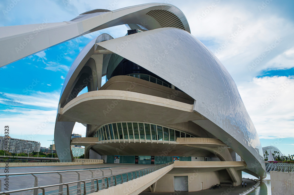 Arquitectura vanguardista y futurista del museo Reina Sofia en la ...