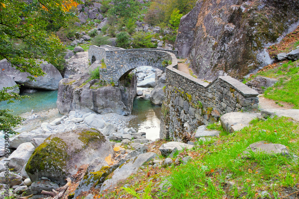 alte Steinbogenbrücke bei Mulini im Bavonatal, Tessin in der Schweiz ...