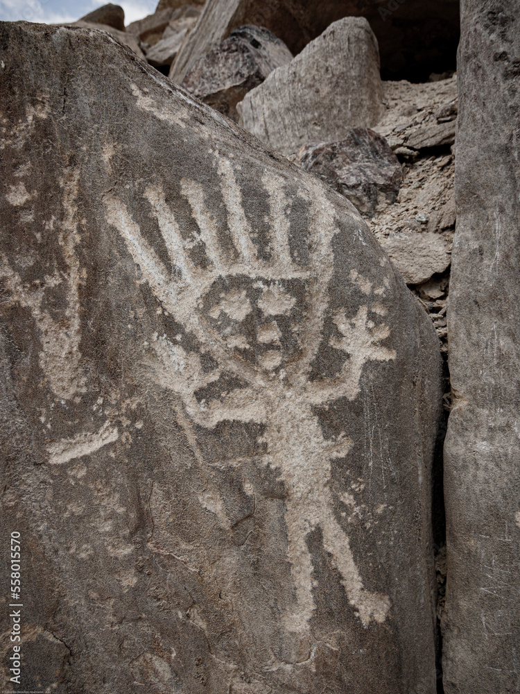 Petroglifos de huancor, figura humanoide tallada en roca, cultura antigua, Perú, Sudamérica ...