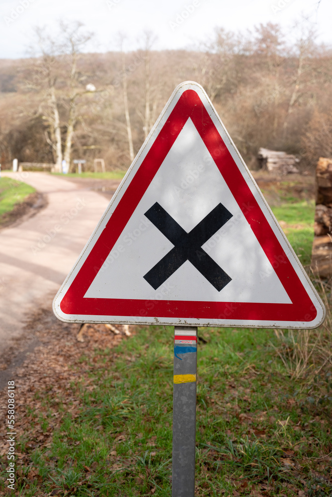 Foto de give way on the right. Road sign. Highway code sign. indication ...