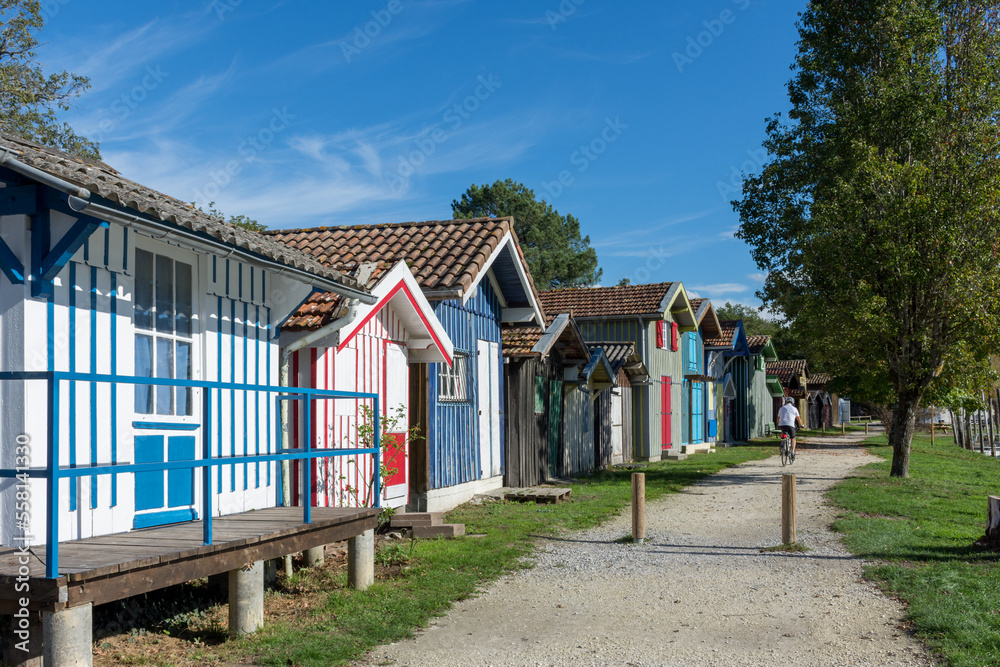 Biganos (Bassin d’Arcachon, France). Les cabanes colorées en bois du ...