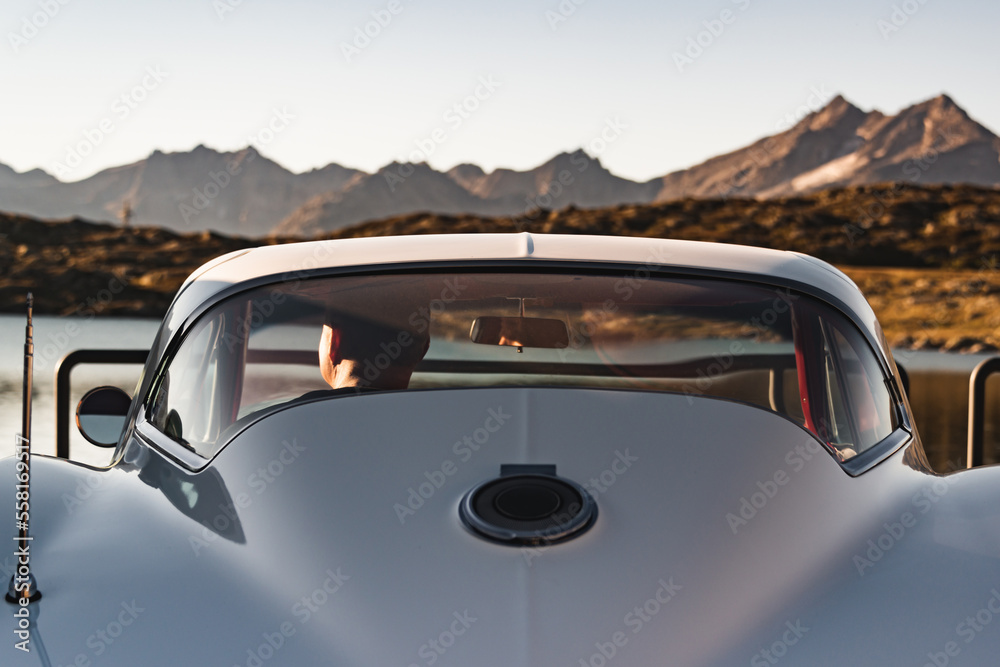 Foto de This classic American muscle car with a white paint job is ...