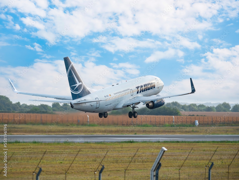 Foto de Bucharest, Romania - August 2022: A TAROM BOEING 737-700 ...