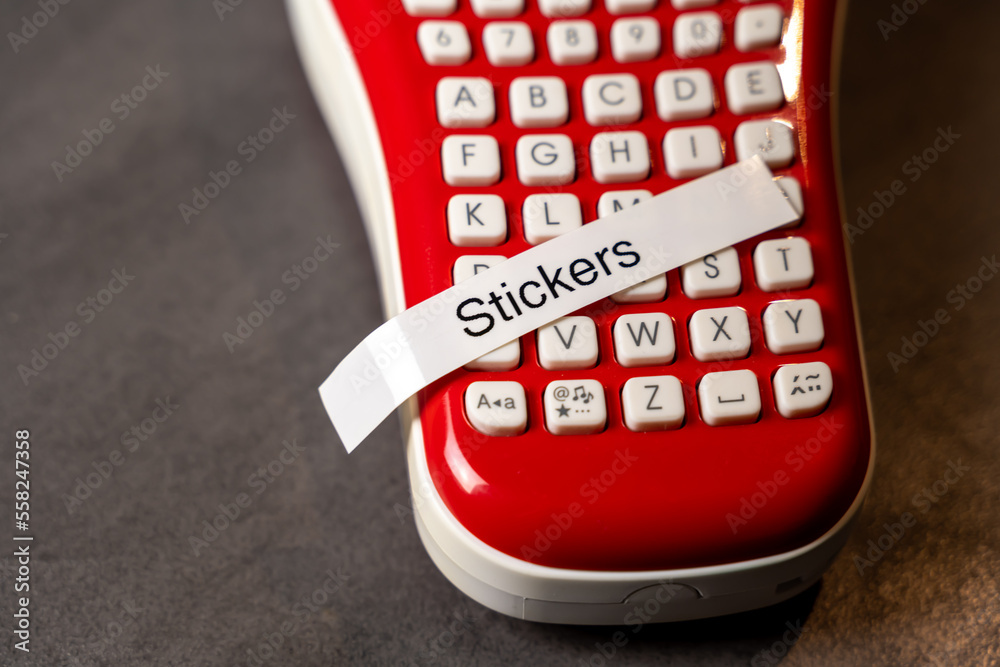 machine à fabriquer des étiquettes avec une étiquette stickers ...