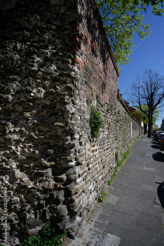 Foto de preserved part of the ancient roman city wall from the 1st ...