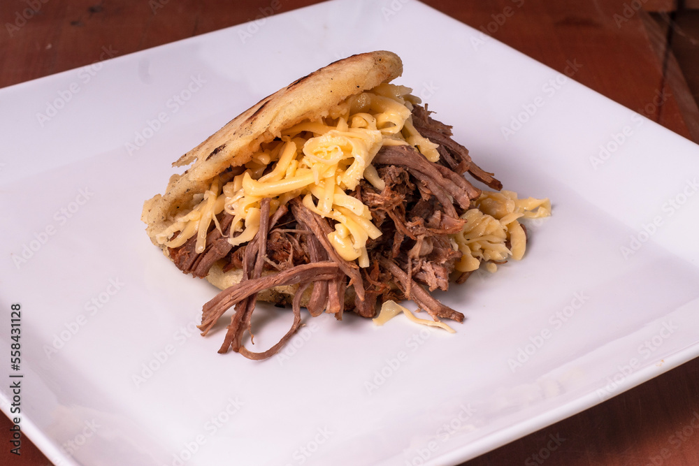 AREPA VENEZOLANA CATIRA RELLENA DE MECHADA Y QUESO AMARILLO Stock Photo ...