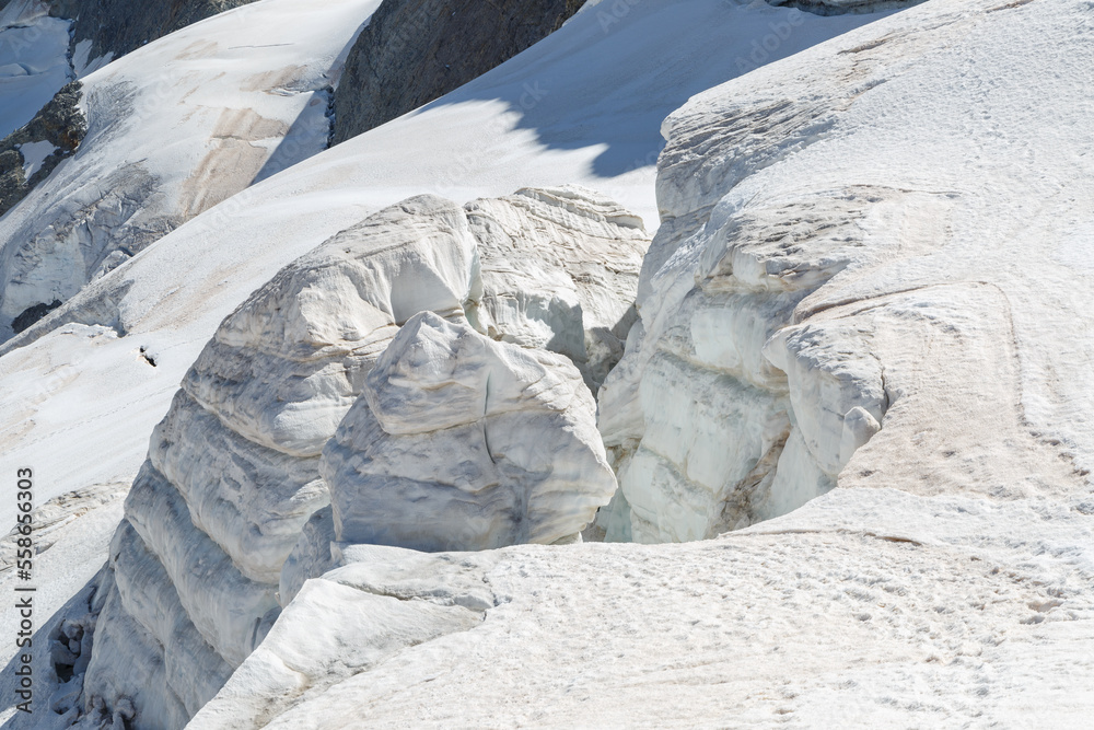 Stockfoto med beskrivningen Crevasse dans un glacier de la Girose dans ...