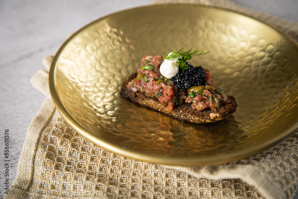 Tatar Canapé vom Rind mit Schmand, Kaviar, Dill als Vorspeisen ...