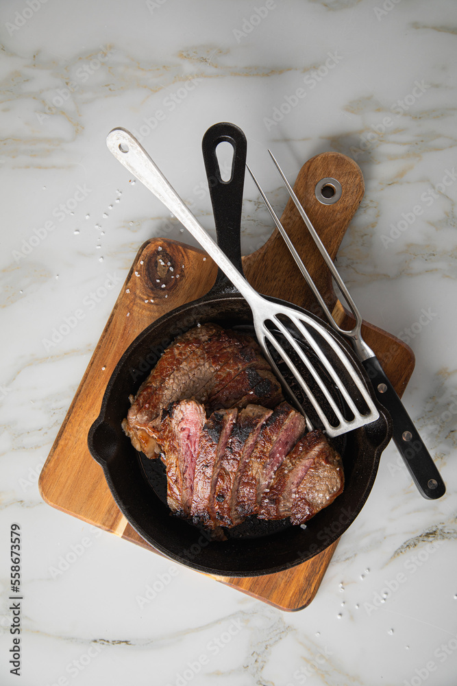 Entrecote Steak vom Rind medium rare gebraten in Gusseisen Pfanne mit ...