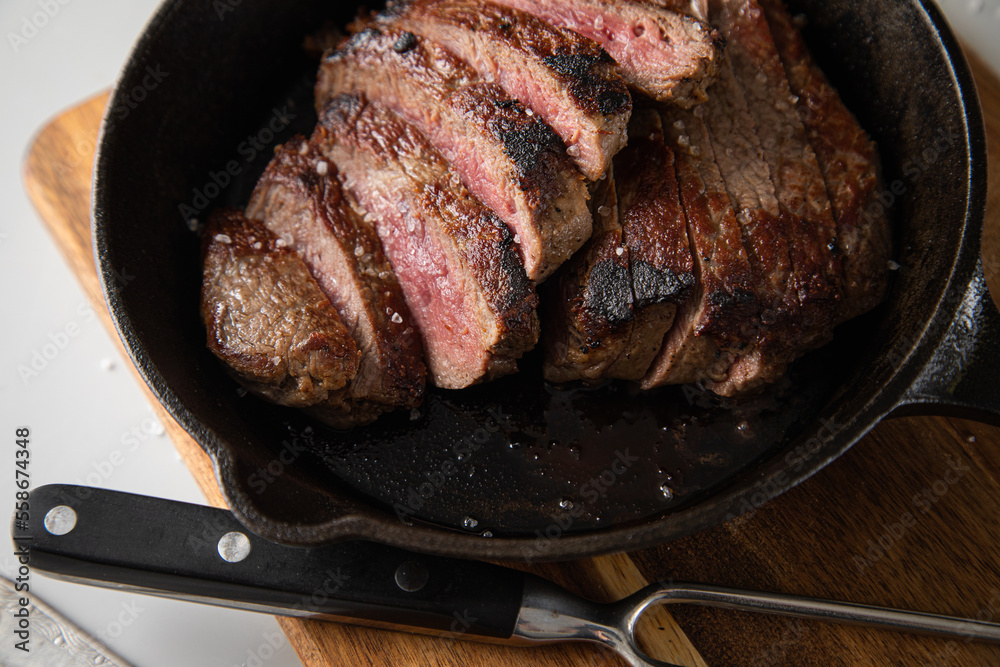 Entrecote Steak vom Rind medium rare gebraten in Gusseisen Pfanne mit ...