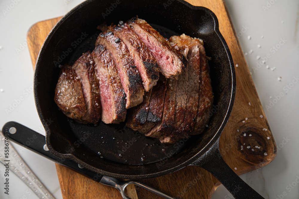 Entrecote Steak vom Rind medium rare gebraten in Gusseisen Pfanne mit ...