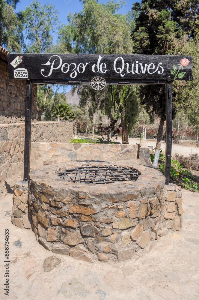 Pozo de los deseos donde las personas escriben cartas a Santa Rosa de ...