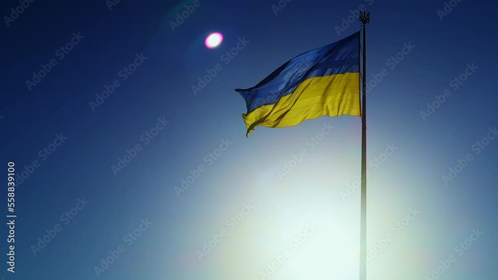 Vidéo Stock The Ukrainian flag of the national color on the flagpole is ...