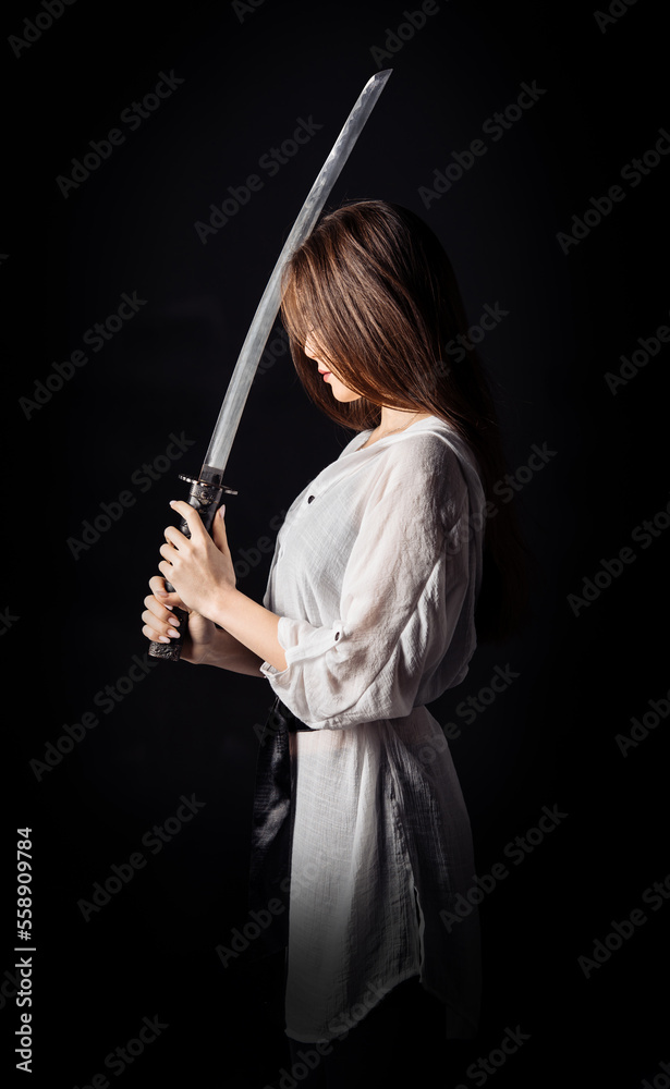 Foto de Beautiful asian lady with katana sword. Ninja samurai female ...