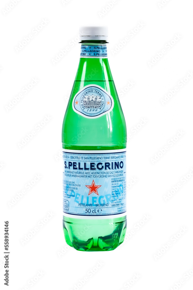 bouteille d'eau gazeuse de marque San Pellegrino isolé sur un fond ...