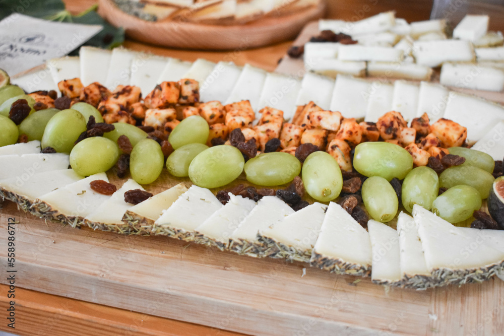 tabla de quesos variados Stock Photo | Adobe Stock