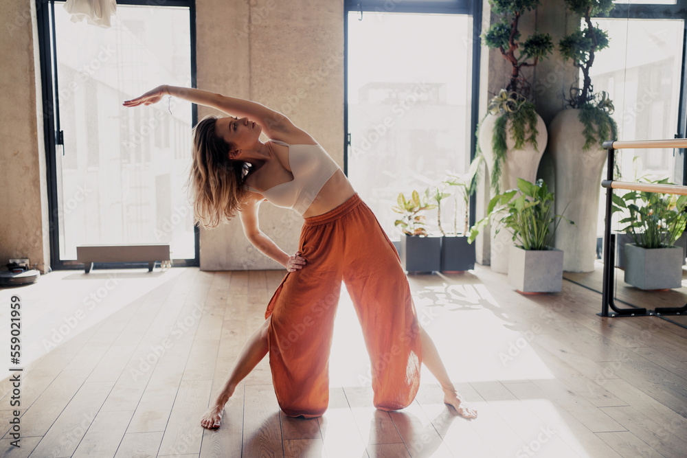 Foto de Utthita exercise on a mat on the floor surrounded by indoor ...