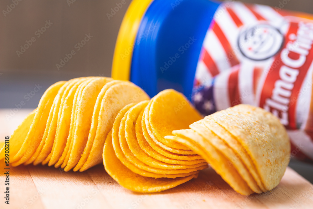 Stax. Batata chips Stax da marca Elma Chips de sabor cheddar sobre uma ...