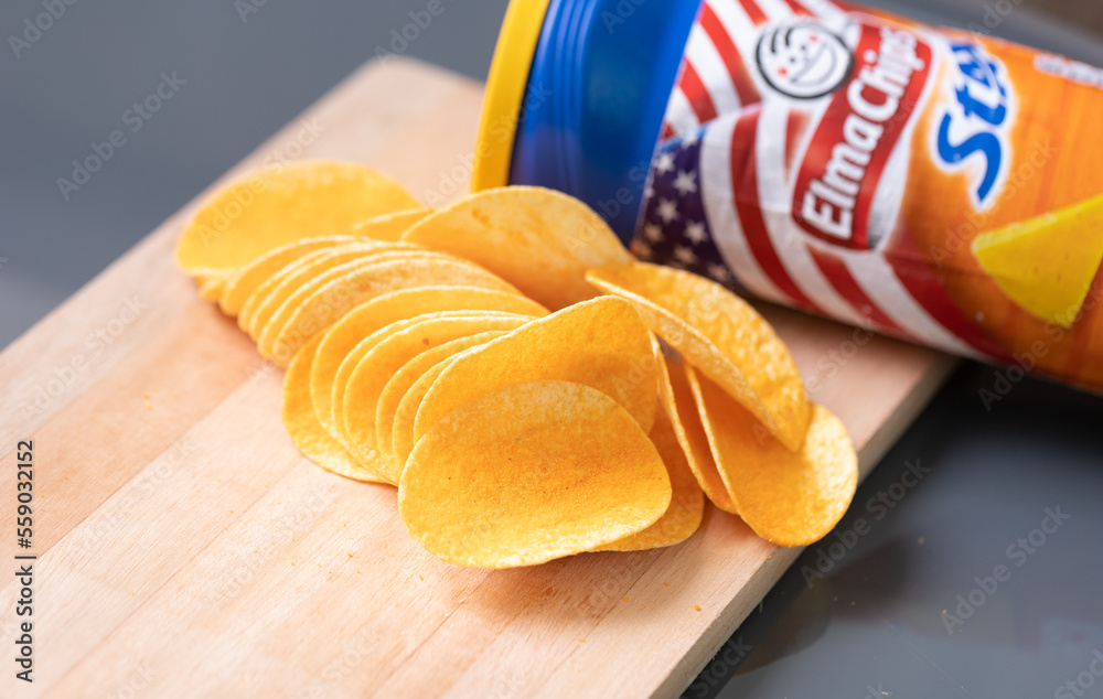 Stax. Batata chips Stax da marca Elma Chips de sabor cheddar sobre uma ...