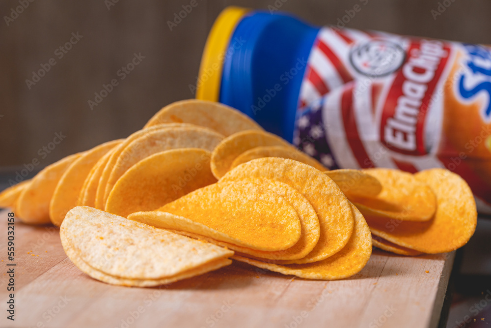 Stax. Batata chips Stax da marca Elma Chips de sabor cheddar sobre uma ...