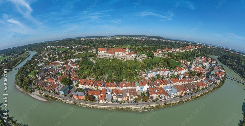 Die Burganlage und die Altstadt von Burghausen im Luftbild Stock Photo ...