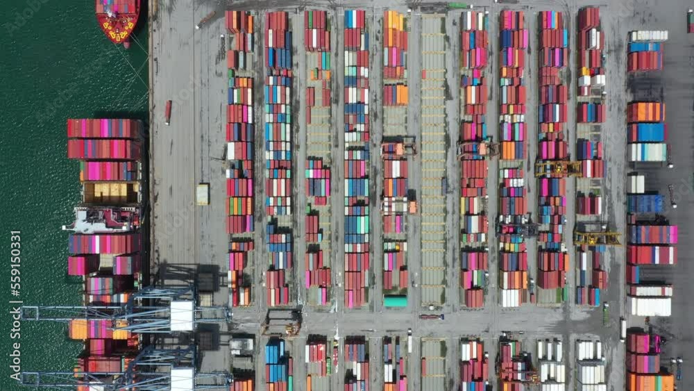 Vidéo Stock Loading and unloading of containers crane truck and special ...