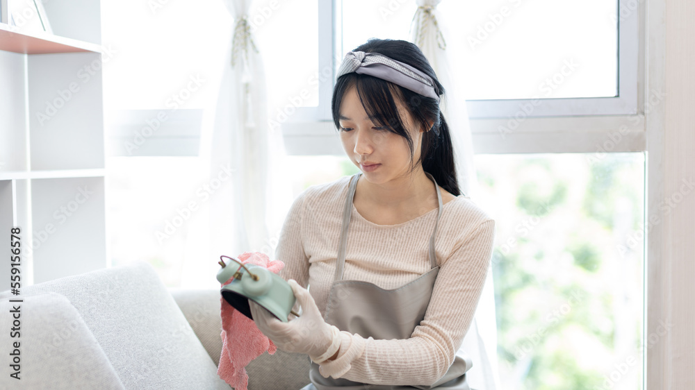 Housewives use towels to wipe things, tables, chairs, display cabinets ...
