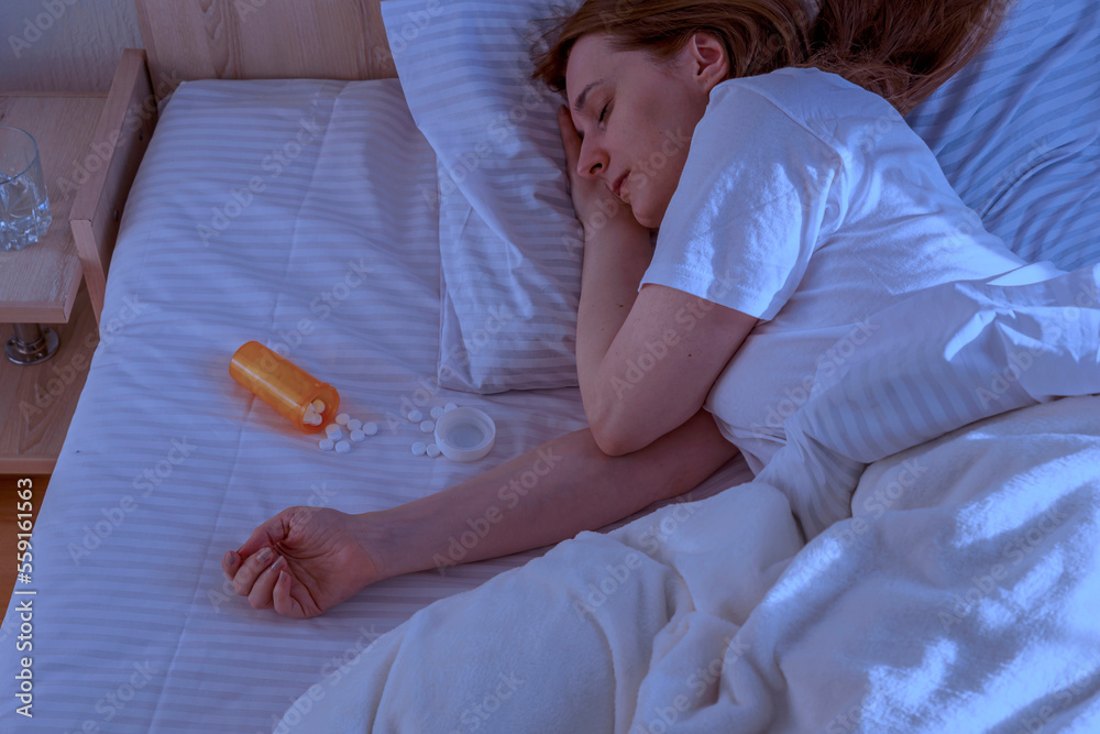 Foto de Sleeping pills, medicine. Woman sleeping in bed at home ...