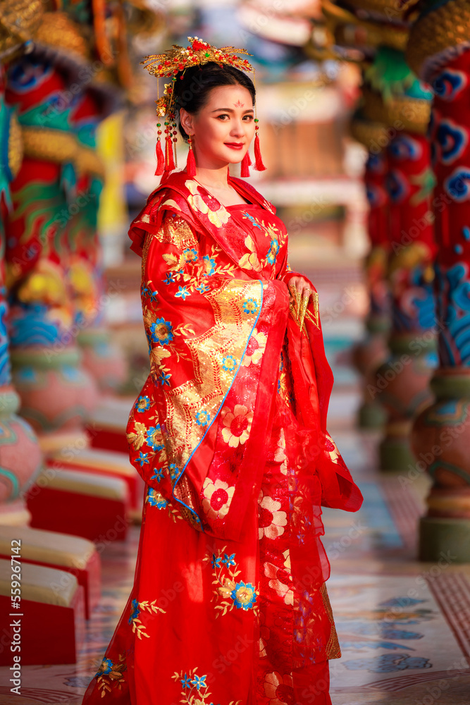 Foto de portrait asian woman in red chinese traditional costume in ...