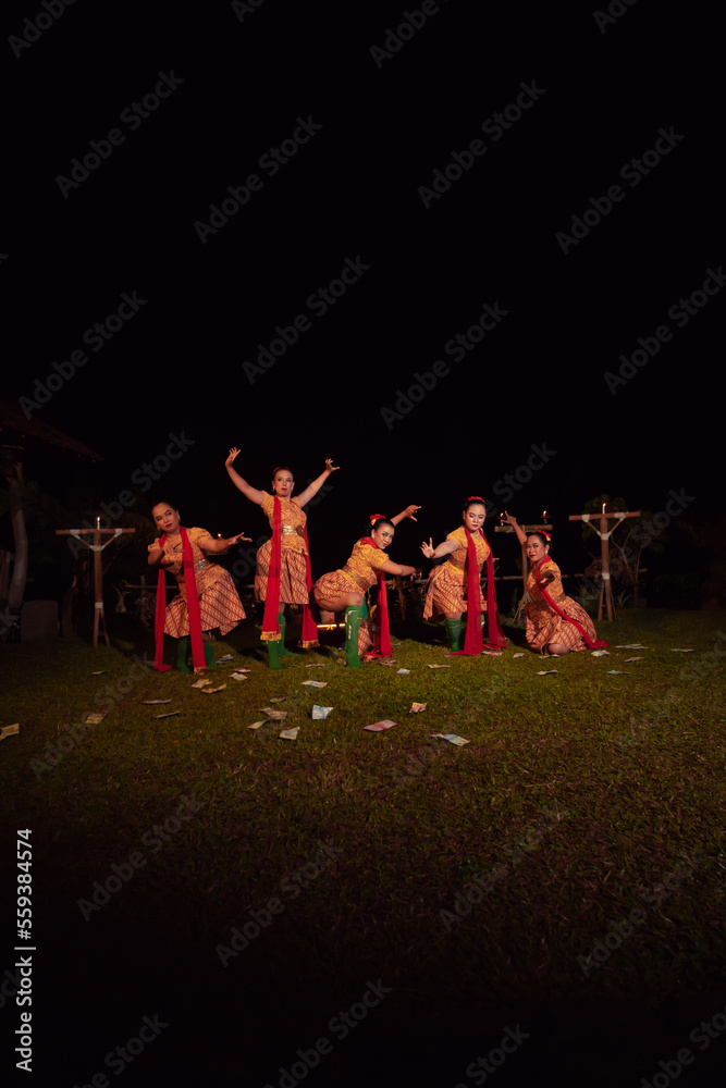Javanese dancers with beautiful makeup and traditional costume while ...