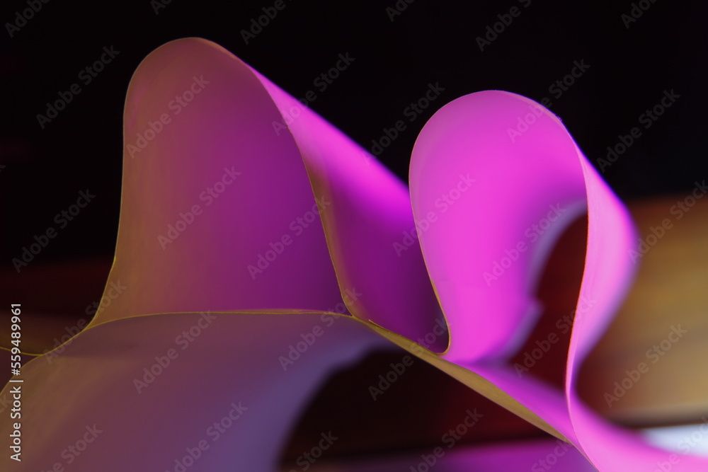 Papel de impresión con luz amarilla y rosa de líneas curvas con ...